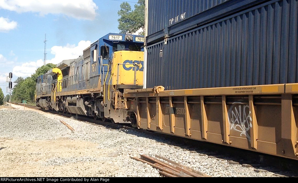 CSX C40-8 7617